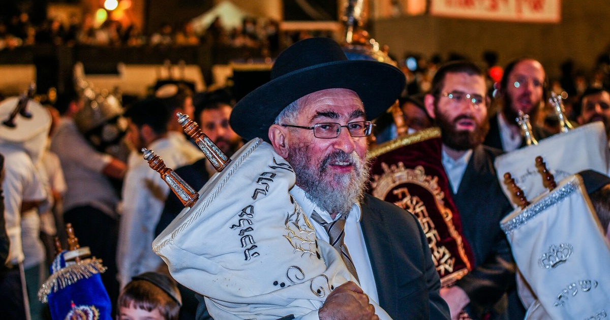 Simchat Tora – święto wzięcia Słowa Boga w ramiona