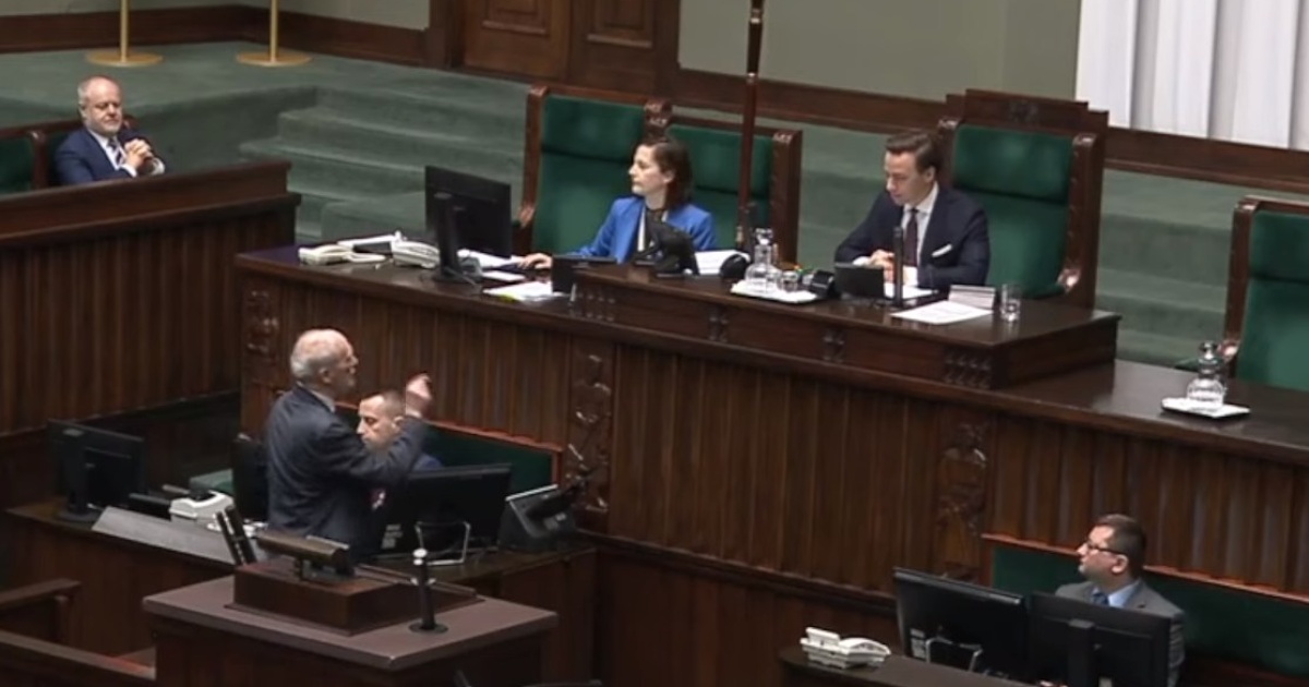 [WIDEO] Gorąco w Sejmie: Krzysztof Bosak wyłączył mikrofon Antoniemu Macierewiczowi