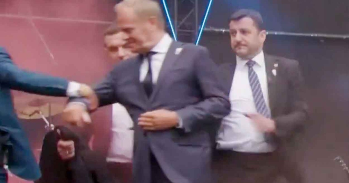 Incydent w Holandii. Ochroniarze wyprowadzili Tuska ze sceny