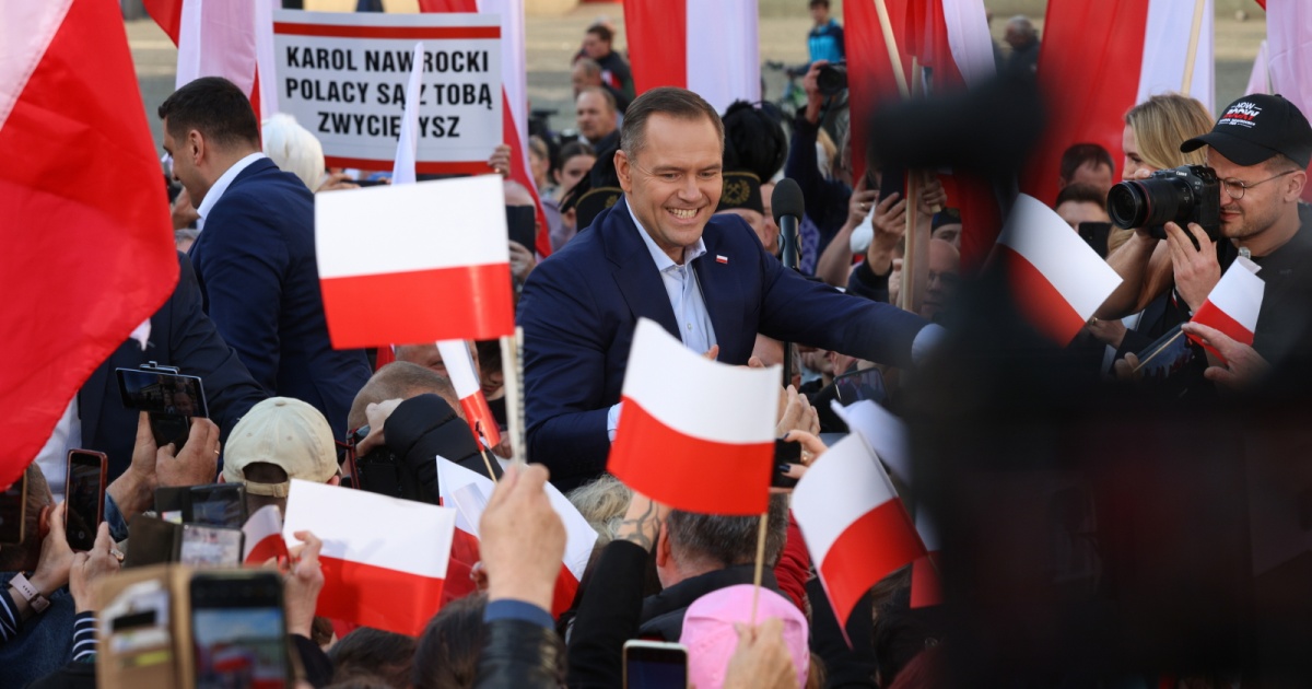 Najnowszy sondaż. Nawrocki goni Trzaskowskiego