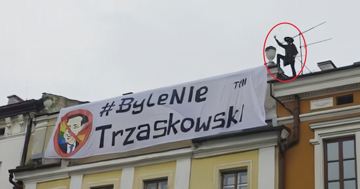 Na spotkaniu z Trzaskowskim pojawił się Zorro i wielki baner "Byle nie Trzaskowski"