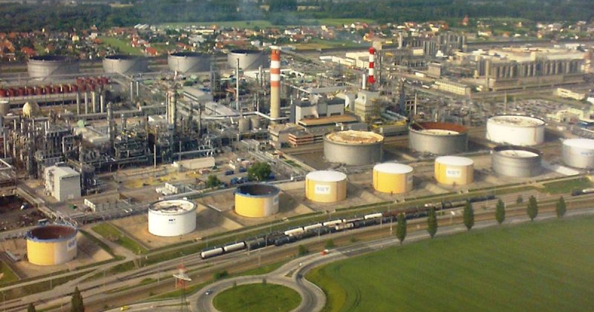 „Uszkodzona główna instalacja destylacyjna w rafinerii”. Austria sięga ...