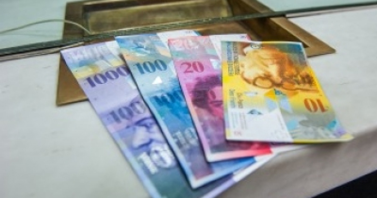 Kurs franka szwajcarskiego najniższy od lat - tańszy niż przed czarnym ...