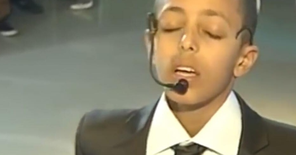 [video] Uzdrowiony ze ślepoty żydowski chłopiec śpiewa Bogu hymn pochwalny