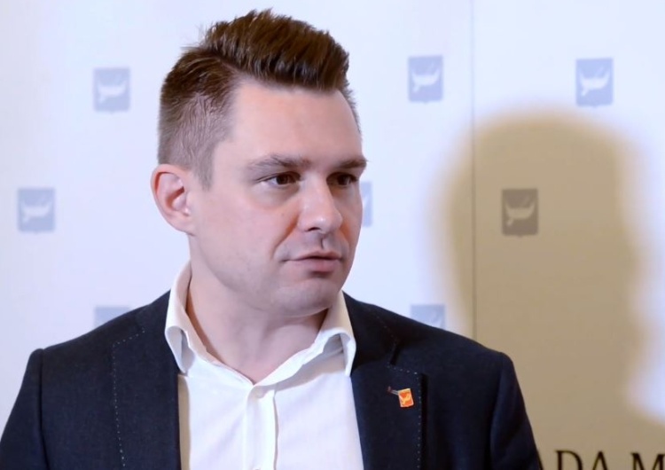 "Specjalna dedykacja". Bal charytatywny dla dzieci, a polityk .N pozuje ...